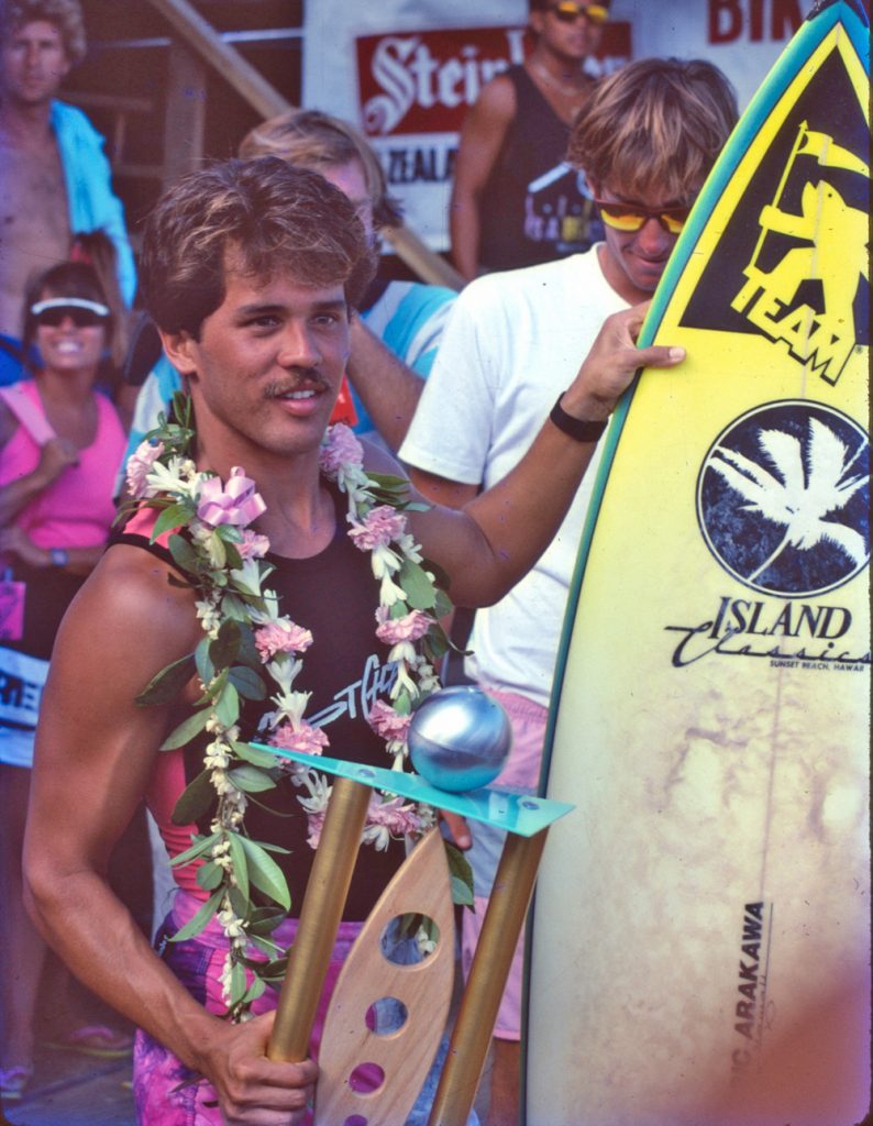 【追悼特集】ハワイが生んだ世界チャンピオン、デレク・ホー。生前に収録された貴重なインタビューで彼を偲ぶ。 | SURFMEDIA