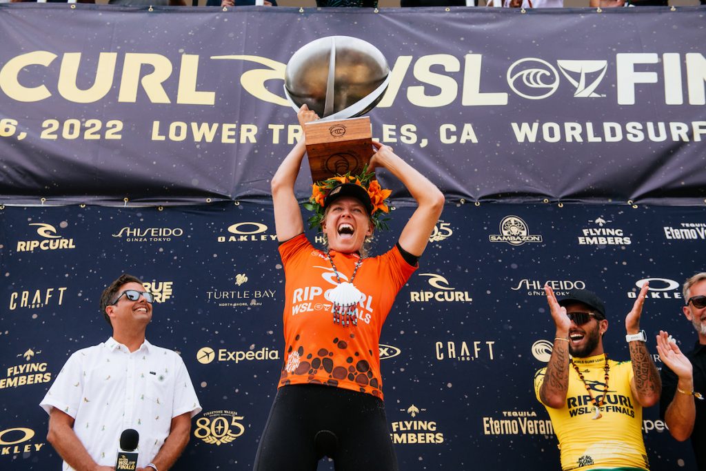 歴史的快挙を達成したステファニー・ギルモア。女子史上最多となる8度目のワールド・タイトルを獲得。 | SURFMEDIA