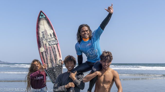 【現地リポート】脇田紗良とジョン・マーク・トコンが優勝。whitebuffalo HYUGA PRO QS3000大会最終日 | SURFMEDIA