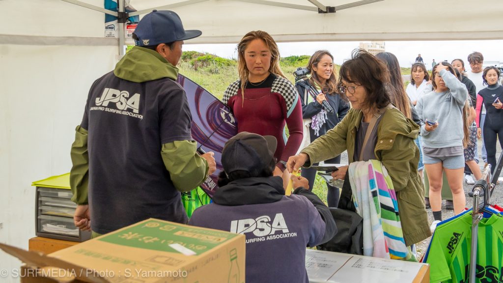 JPSAプロトライアル第2戦「井戸野浜トライアル」でロングボード男子2名、女子1名が公認プロ資格獲得 | SURFMEDIA