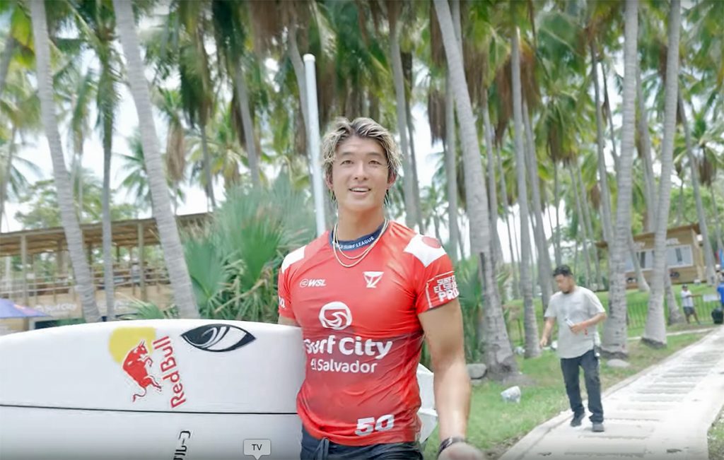 五十嵐カノアのワールド・チャンピオンシップツアーでの舞台裏を記録する「EYE OF THE STORM」のエピソード8が公開 | SURFMEDIA