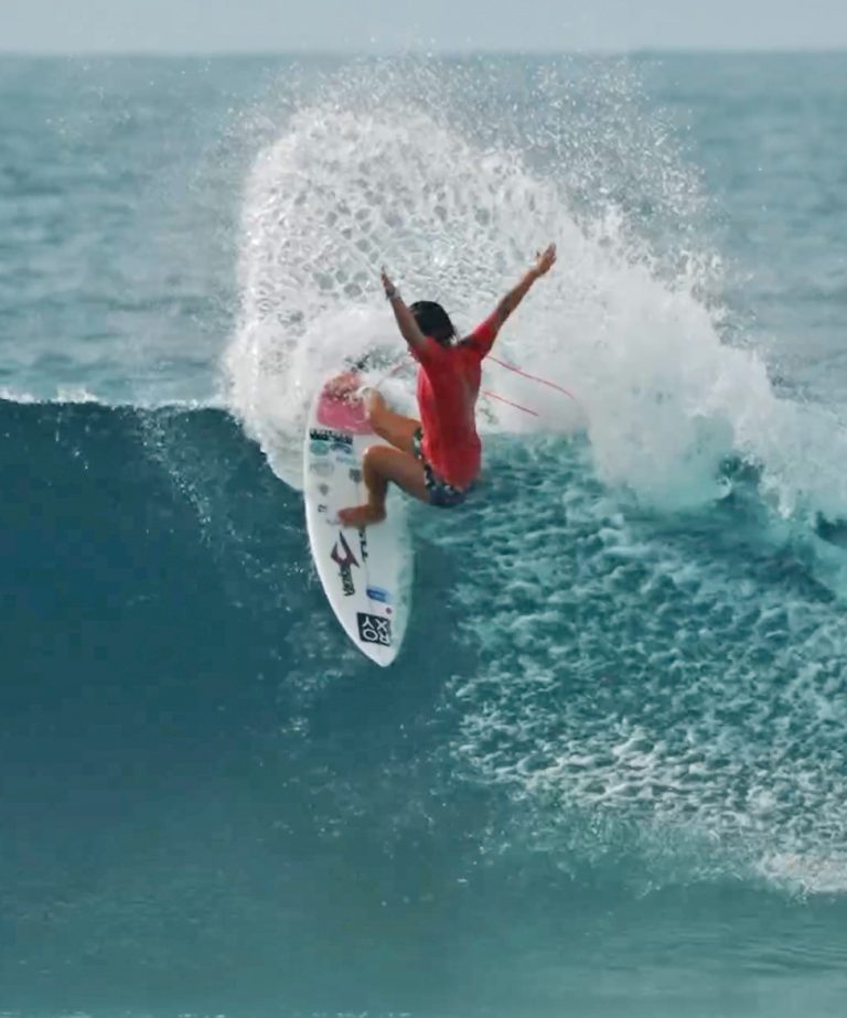 松野杏莉、石井有沙、池田美来の3選手がハードなコンディションの中でアップ。アジアサーフィン選手権3日 | SURFMEDIA