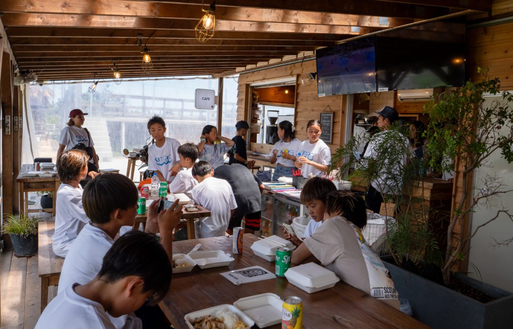 浦山斗希プロが運営するサーフショップ「BURDOCK」が参加費無料のキッズのための「サーフキャンプ」を開催。 | SURFMEDIA