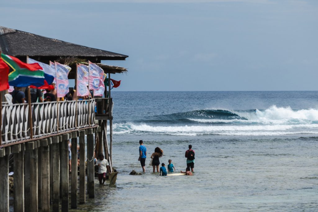 クリーンなコンディションでQS5000シャルガオ・インターナショナル・サーフィン・カップが開幕 | SURFMEDIA